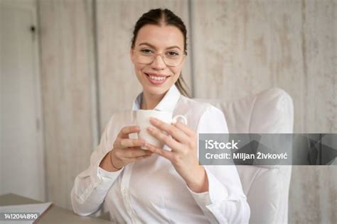 커피 한 잔으로 사무실에서 브레이크를 밟는 백인 여성 사업가 기업 비즈니스에 대한 스톡 사진 및 기타 이미지 기업 비즈니스 기업가 노트북 Istock