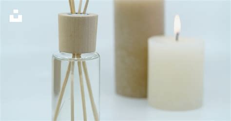 유리 병에 흰색 기둥 양초 3 개 사진 Unsplash의 무료 회색 이미지