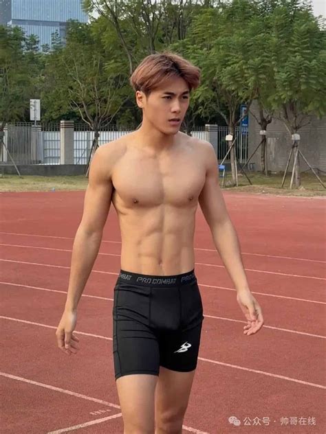颜体同修的20岁高弹黑皮男大体育生，实力应该很强！ 小蓝短视频