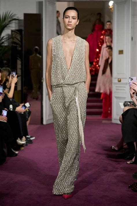 Naked dress những thiết kế xuyên thấu hở bạo gây tranh cãi trên sàn diễn Paris