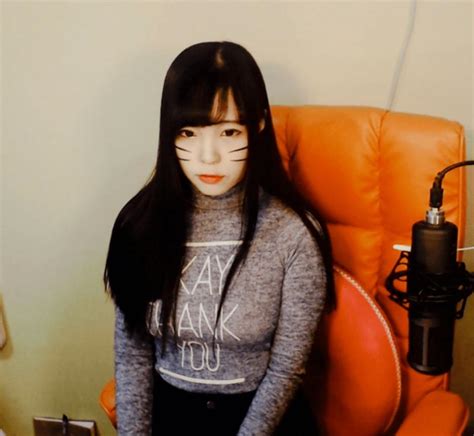 평소 노출 안하지만 의외로 피지컬 좋은 대기업 여캠 커뮤니티 아프리카tv E스포츠