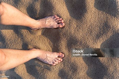 맨발의 백인 남성이 여름날 일몰에 해변의 노란 모래에 발을 딛고 있다 해변에 대한 스톡 사진 및 기타 이미지 해변 발 맨발 Istock