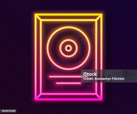 검은 색 배경에 격리 된 프레임 아이콘에서 빛나는 네온 라인 Cd 디스크 상 현대 의식 베스트 셀러 뮤지컬 트로피 벡터 디스크에 대한 스톡 벡터 아트 및 기타 이미지