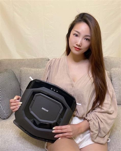 凡妮莎的火星生活 上班就夠累了 下班只想躺平跟nana玩😂 這時候必須要有掃地機器人來解放雙手！