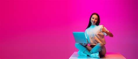 여러 가지 빛네온 빛에 핑크 스튜디오 배경에 고립 된 백인 아름다운 여성의 초상화 네온에 대한 스톡 사진 및 기타 이미지 네온 인물 사진 25 29세 Istock