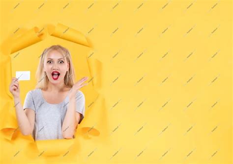 خرید و قیمت زن جوان با کارت اعتباری روی پس‌زمینه زرد پول خرید و فروش