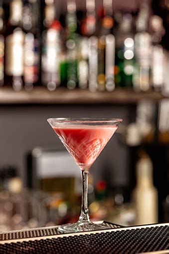 분홍색 피나 콜라다 칵테일 수박 또는 딸기 바 배경에 흐릿한 알코올 음료 병 0명에 대한 스톡 사진 및 기타 이미지 0명 딸기 레몬 Istock