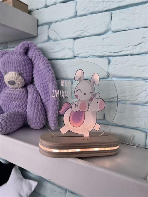 Дитячий нічник на деревяній підставці від Usb нічник дитячий заєць на єдинорозі