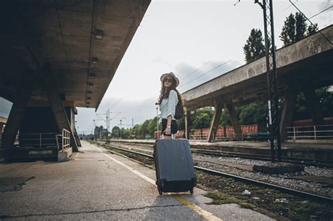 배낭과 큰 검은 가방 소녀 관광 플랫폼과 기차에 대 한 대기에 서 관광에 대한 스톡 사진 및 기타 이미지 관광 관광객