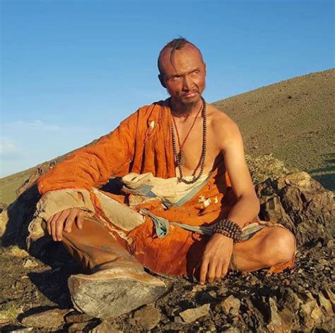 Драмын театрын жүжигчин Шүүдэрцэцэгийн нөхөр Тодоо буюу Тодгэрэлийн нэгэн дүр