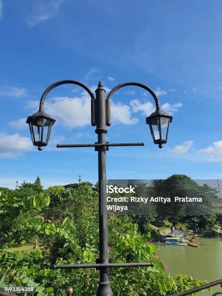 맑고 푸른 하늘을 배경으로 크고 아름다운 호수 위의 다리를 비추는 빈티지 가로등 기둥 사진 0명에 대한 스톡 사진 및 기타 이미지 0명 가로등 거리 Istock