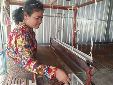 អ្នកស្រី ប៉ិច ចន្ធូ មិនបោះបង់ការត្បាញហូល តាមការចេះចំាពីដូនតាទោះដឹង ការផលិតហូលធម្មជាតិ