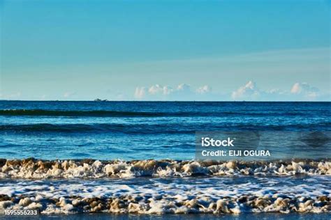 푸른 하늘을 배경으로 파도가 부서지는 해변의 경치 좋은 전망 0명에 대한 스톡 사진 및 기타 이미지 0명 Satoyama Scenery 경관 Istock