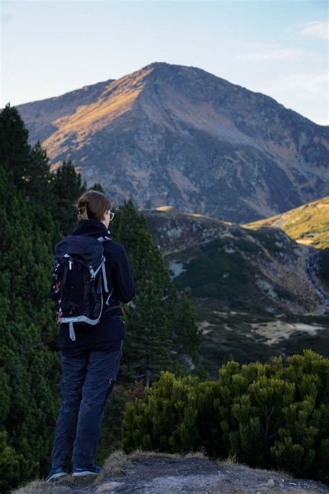 거리 거친 지형 경치 경치 좋은 전망 고원 관광 광야 광야에서 잡히다 나무 낮 도보 여행자 등산 레저 레크리에이션 모험 모험 여행 배낭 배낭