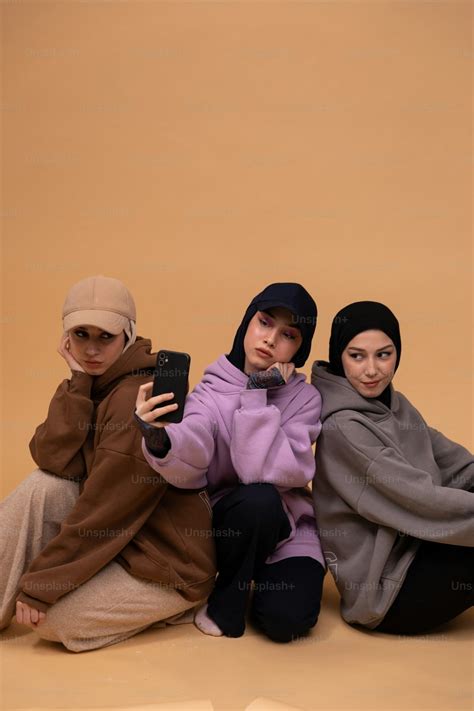 휴대 전화로 바닥에 앉아있는 세 명의 여성 사진 Unsplash의 소녀시대 이미지 휴대 전화로 바닥에 앉아있는 세 명의 여성 사진 Unsplash의 소녀시대 이미지