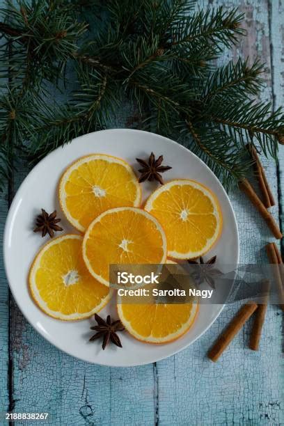 생동감 넘치는 오렌지 조각의 흰색 접시는 스타 아니스와 계피 스틱 녹색 소나무 가지로 둘러싸여 있습니다 0명에 대한 스톡 사진 및 기타 이미지 Istock