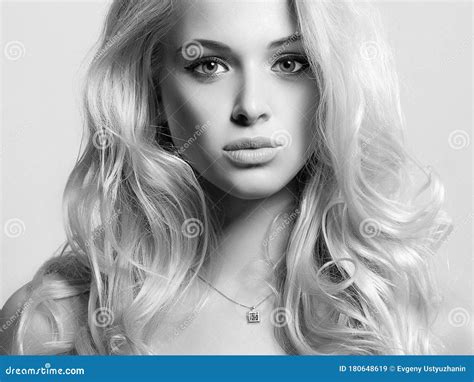 Junges Blondes Schönes Frauenporträt Stockbild Bild Von Frisch Augen