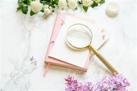 Flatlay 라일락 꽃 노트북 대리석 백그라운드에 황금 돋보기와 핑크 컬러로 보라색에 대한 스톡 사진 및 기타 이미지 보라색 분홍 한 명의 여자만 Istock
