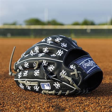 New York Yankees Heart Of The Hide 1175 Inch Infield Glove Rawlings