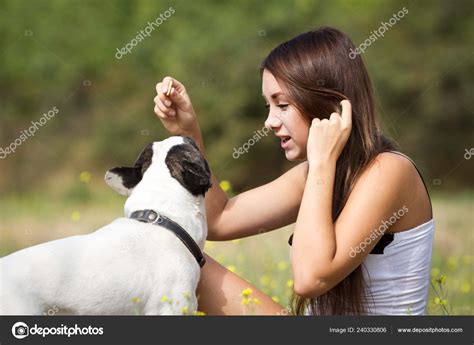 Teenage Brunette Girl Playing Her Healthy Young Bulldog Park — Stock