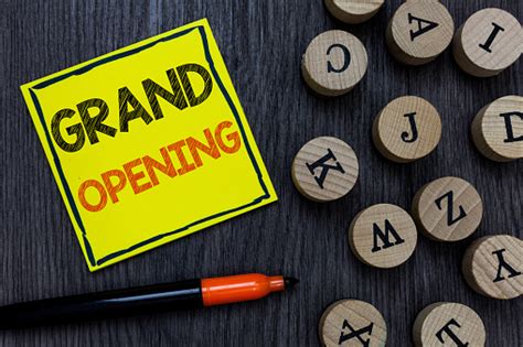 개념적 손을 보여주는 그랜드 오프닝 쓰기입니다 비즈니스 사진 보여주는 리본 절단 새로운 비즈니스 첫 공식 하루 시작 노란 종이 원형 표식 표현 아이디어 나무 배경