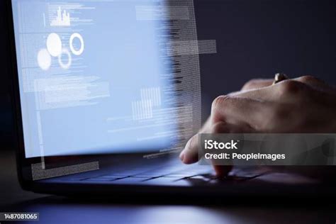 Orang Coding Di Situs Web Di Malam Hari Tangan Mengetik Pada Keyboard