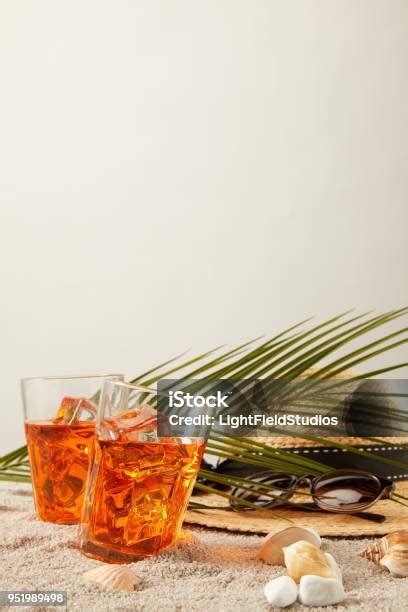 밀 짚 모자 칵테일 조개 선글라스와 야자수 잎에 회색 배경으로 모래에 볼을 닫습니다 0명에 대한 스톡 사진 및 기타 이미지 0명 각얼음 개체 그룹 Istock