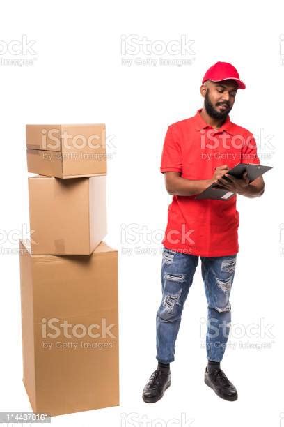 초상화 흰색 배경 위에 고립 된 소포 포스트 상자와 함께 빨간 모자에 클립 보드와 잘생긴 젊은 배달 남자 더미에 대한 스톡 사진 및 기타 이미지 Istock
