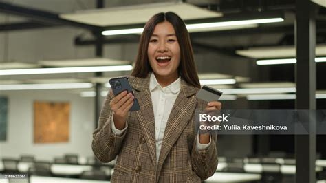 아시아 여성 사업가 중국 여성 한국 비즈니스 여성 여성 고용주 일본 임원 사무실 사용 휴대 전화 쇼핑 스마트 폰 앱 행복 신용 카드 은행 온라인 구매 결제 성공 Brand