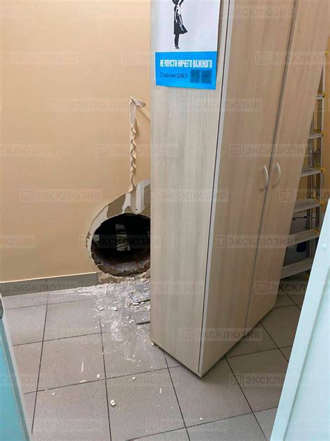 Лента.ру on Twitter: "🤔 Грабители пробурили тоннель в стене банка ...