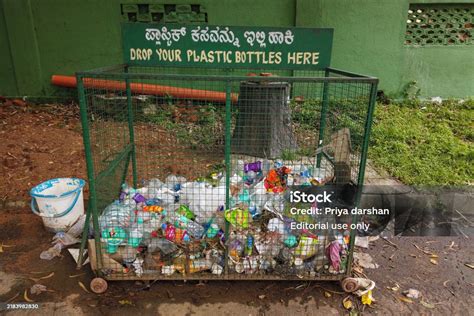 반디푸르 사파리에 설치된 대형 컨테이너는 사용한 플라스틱 병과 쓰레기를 수거하고 인도의 대기 및 수질 오염이 없는 환경을 유지하기 위해 사용됩니다 0명에 대한 스톡 사진 및