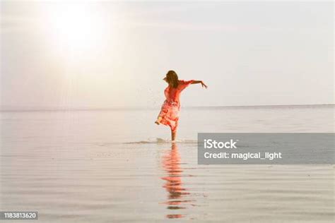 해변에서 아름다운 여자 매력적인 슬림 모델은 여름 휴가를 즐기는 핑크 드레스를 입고 아름다운 젊은 웃는 소녀는 바다에서 물을 튀기고 20 24세에 대한 스톡 사진 및 기타