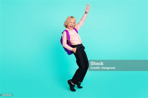 밝은 청록색 색 배경을 통해 고립 된 재미가 있는 매력적인 쾌활한 미친 소년 춤의 전체 길이 바디 사이즈 보기 곱슬 머리에 대한 스톡 사진 및 기타 이미지 Istock