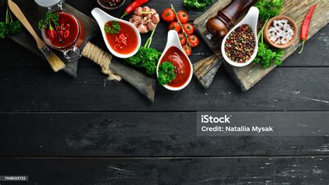 나무 배경에 빨간 소스 세트입니다 케첩 바베 큐 소스 토마토 소스 평면도 텍스트를 위한 여유 공간 0명에 대한 스톡 사진 및 기타 이미지 Istock