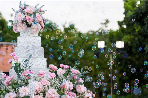 의식에서 케이크 거품과 조명 장식 결혼식 아름다운 웨딩 케이크 추상적 인 흐린 부드러운 웨딩 케이크와 결혼식 연회에서 거품 검에 대한 스톡 사진 및 기타 이미지 Istock