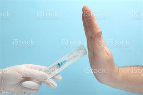 장갑 손에 주사기를가지고가 라 파란색 배경에 아무 주입 텍스트의 공간을 복사 합니다 0명에 대한 스톡 사진 및 기타 이미지