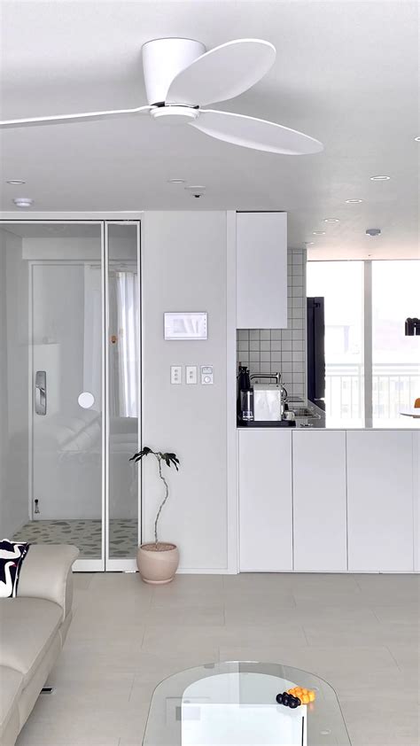 단정한 바탕에 명랑한 컬러 다른 듯 닮은 부부의 집 라이프스타일 슈퍼앱 오늘의집