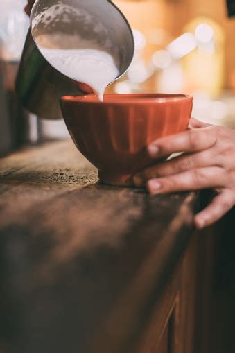 젊은 바리스타 만들기 라떼 뜨거운 우유를 붓는 에 A 커피 그릇 겨울에 대한 스톡 사진 및 기타 이미지 겨울 근거리 초점 기계류 Istock