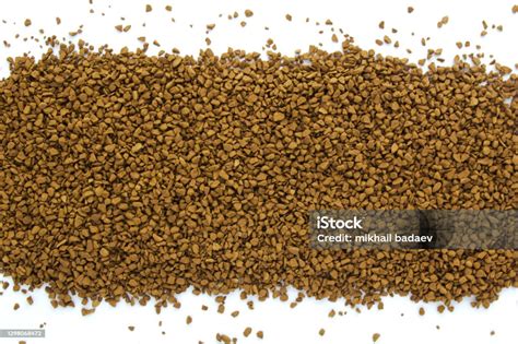 흰색 배경에 흩어져 인스턴트 과립 커피 맨 위 보기입니다 텍스트공간을 복사합니다 0명에 대한 스톡 사진 및 기타 이미지 0명 가루로 빻은 갈색 Istock