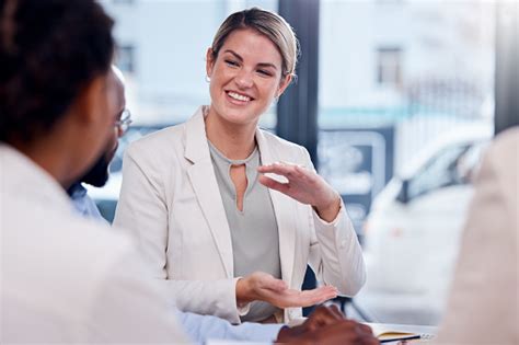 비즈니스 리더 및 여성이 회의 대화 및 새로운 시스템 프로젝트 및 일정을 설명합니다 여성 관리자 Ceo 및 직원 팀워크 토론 및 미소 또는 의사 소통으로 협업 20 24세에