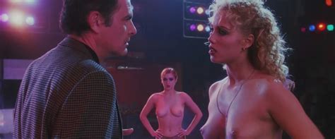 Elizabeth Berkley Nue Dans Showgirls