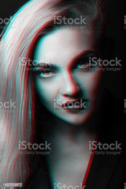 Rgb 컬러 분할 효과로 긴 머리 클로즈업 스튜디오 초상화를 가진 아름다운 여성 3차원 형태에 대한 스톡 사진 및 기타 이미지 3차원 형태 고풍스런 관능 Istock