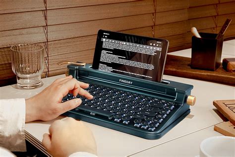 Fineday 3 0 Bluetooth Keyboard Revives The Iconic Typewriter Experience