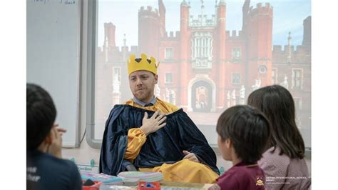 Class 6i Of Bis Hanoi Welcomed King Henry Viii For Their Ipc Entry Point