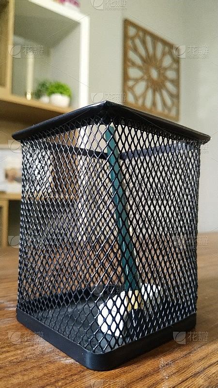 在办公室桌上的铅笔盒