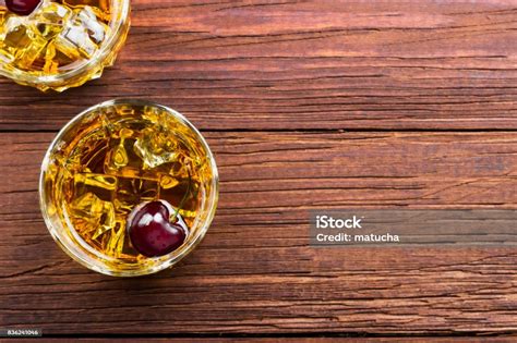 나무 바탕에 두 잔에 체리와 위스키 칵테일 보기 상위 공간을 복사 합니다 음식 배경 0명에 대한 스톡 사진 및 기타 이미지 0명 갈색 과일 Istock