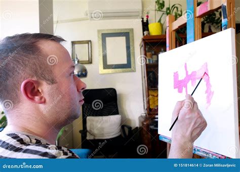 Pintor De Sexo Masculino Del Artista Que Trabaja En Taller Con La Lona En El Caballete De Madera