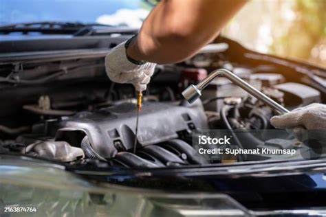 자동차 정비사 오픈 카 후드 엔진 수리 중 수리 부품을 주목하는 자동차 정비사 회색 장갑을 낀 알아볼 수 없는 남자 자동차 엔진과 자동차 후드 내부를 검사하는 클로즈업