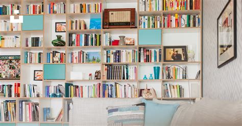 책과 흰색 나무 책장 사진 Unsplash의 무료 실내 이미지