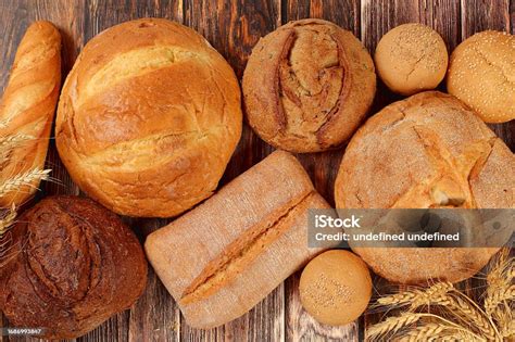 갓 구운 통곡물 수제 빵 나무 배경에 바삭한 크러스트와 호밀과 밀 귀가 있는 다양한 종류의 둥근 사워도우 빵 현대적인 베이킹 개념 갈색에 대한 스톡 사진 및 기타 이미지